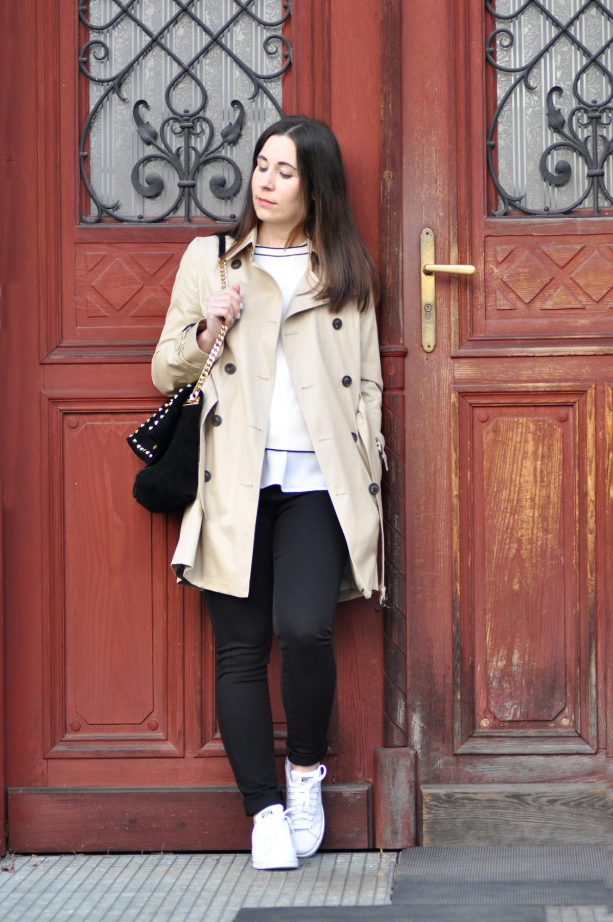 How to style: Classic Chic – adidas Stan Smith Sneaker zum Trench